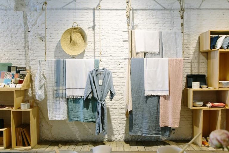 Cómo mostrar ropa para vender: Guía práctica para maximizar tus ventas ...